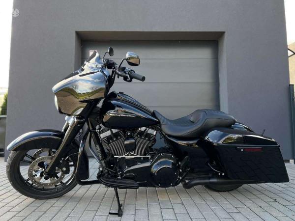 Harley-Davidson Street Glide FLHX 2016 in Siauliai on AUTOMOTO.COM.LV Black Harley-Davidson Street Glide FLHX 2016 in Siauliai, with an engine capacity of 1.69 L and mileage of 16 thousand km for 11500 €, photo 4 on AUTOMOTO.COM.LV