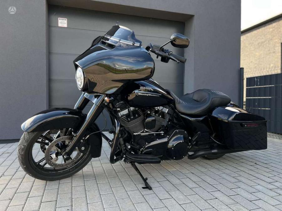 Black Harley-Davidson Street Glide FLHX 2016 in Siauliai, with an engine capacity of 1.69 L and mileage of 16 thousand km for 11500 €, photo 5 on AUTOMOTO.COM.LV