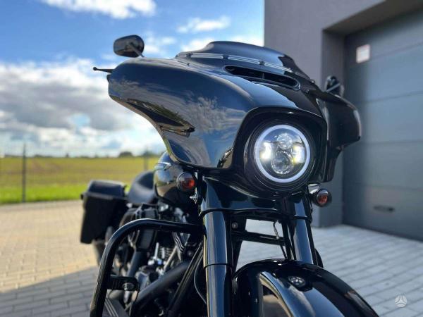 Harley-Davidson Street Glide FLHX 2016 in Siauliai on AUTOMOTO.COM.LV Black Harley-Davidson Street Glide FLHX 2016 in Siauliai, with an engine capacity of 1.69 L and mileage of 16 thousand km for 11500 €, photo 6 on AUTOMOTO.COM.LV