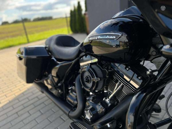Harley-Davidson Street Glide FLHX 2016 in Siauliai on AUTOMOTO.COM.LV Black Harley-Davidson Street Glide FLHX 2016 in Siauliai, with an engine capacity of 1.69 L and mileage of 16 thousand km for 11500 €, photo 8 on AUTOMOTO.COM.LV