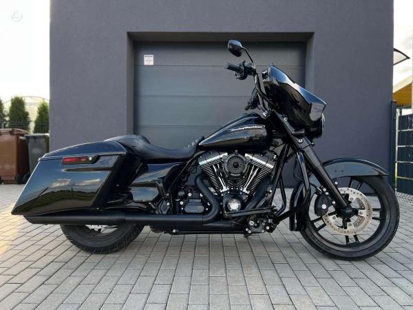 Harley-Davidson Street Glide FLHX 2016 in Siauliai on AUTOMOTO.COM.LV Black Harley-Davidson Street Glide FLHX 2016 in Siauliai, with an engine capacity of 1.69 L and mileage of 16 thousand km for 11500 €, photo 9 on AUTOMOTO.COM.LV