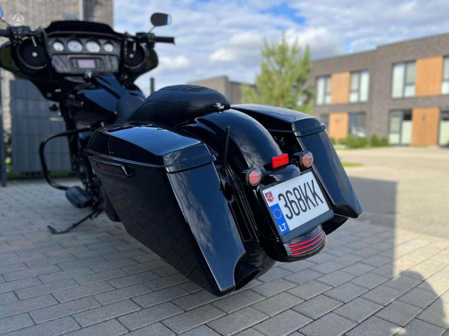Black Harley-Davidson Street Glide FLHX 2016 in Siauliai, with an engine capacity of 1.69 L and mileage of 16 thousand km for 11500 €, photo 10 on AUTOMOTO.COM.LV