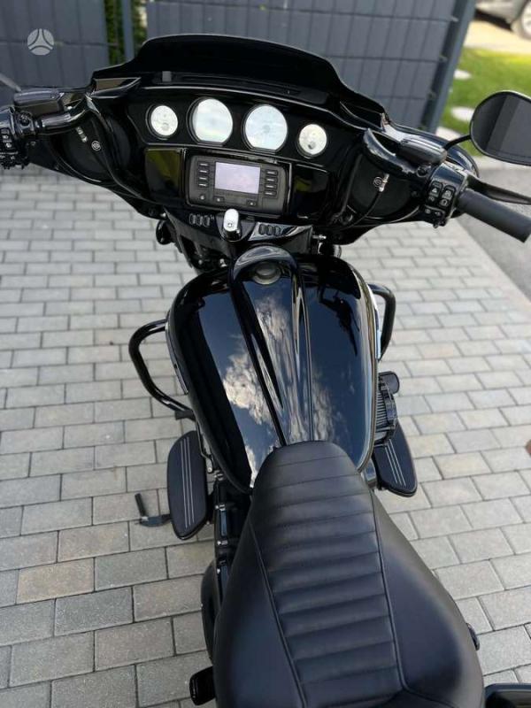 Harley-Davidson Street Glide FLHX 2016 in Siauliai on AUTOMOTO.COM.LV Black Harley-Davidson Street Glide FLHX 2016 in Siauliai, with an engine capacity of 1.69 L and mileage of 16 thousand km for 11500 €, photo 11 on AUTOMOTO.COM.LV