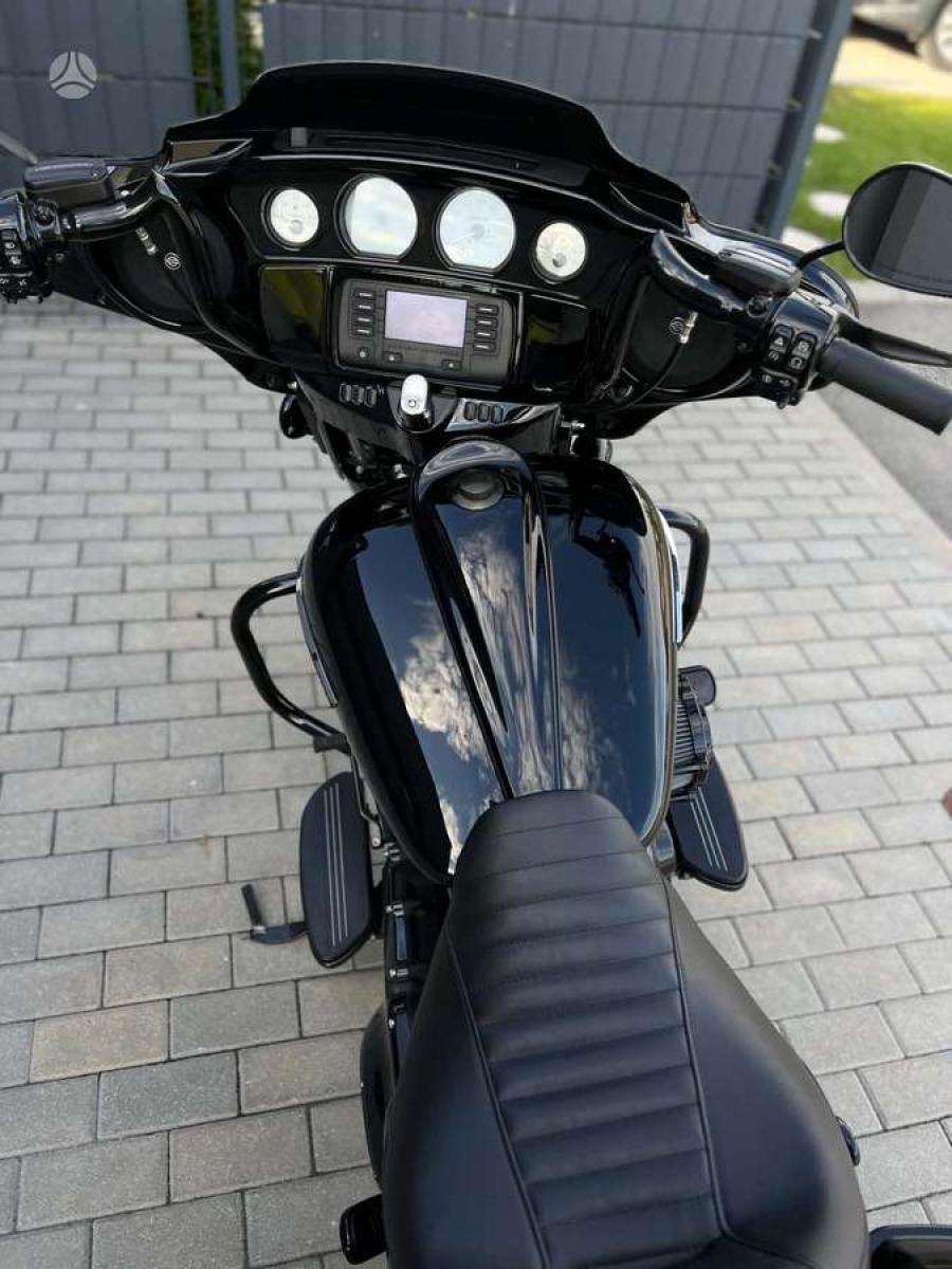 Black Harley-Davidson Street Glide FLHX 2016 in Siauliai, with an engine capacity of 1.69 L and mileage of 16 thousand km for 11500 €, photo 11 on AUTOMOTO.COM.LV