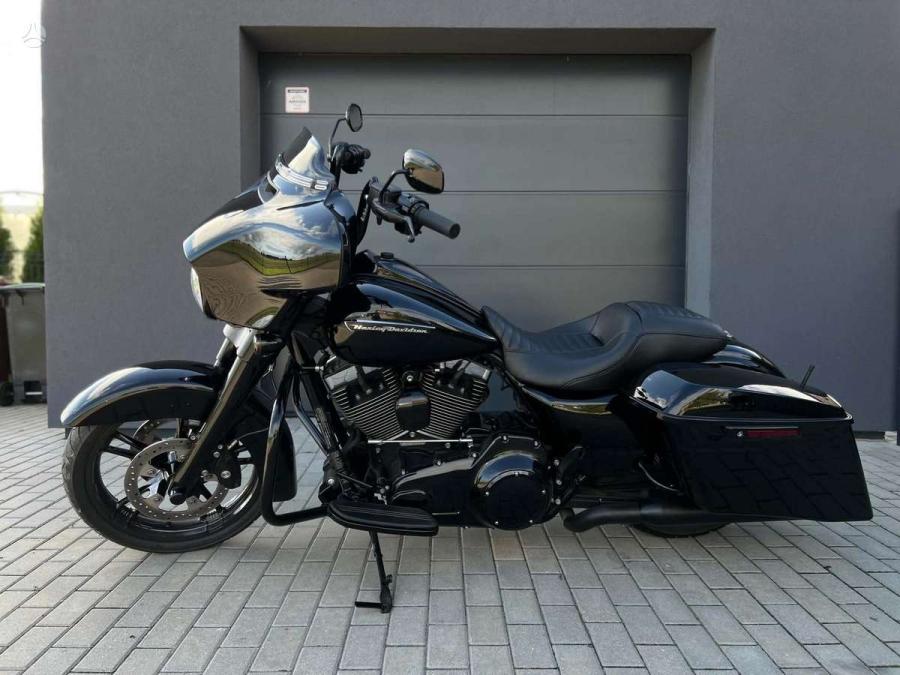 Black Harley-Davidson Street Glide FLHX 2016 in Siauliai, with an engine capacity of 1.69 L and mileage of 16 thousand km for 11500 €, photo 12 on AUTOMOTO.COM.LV