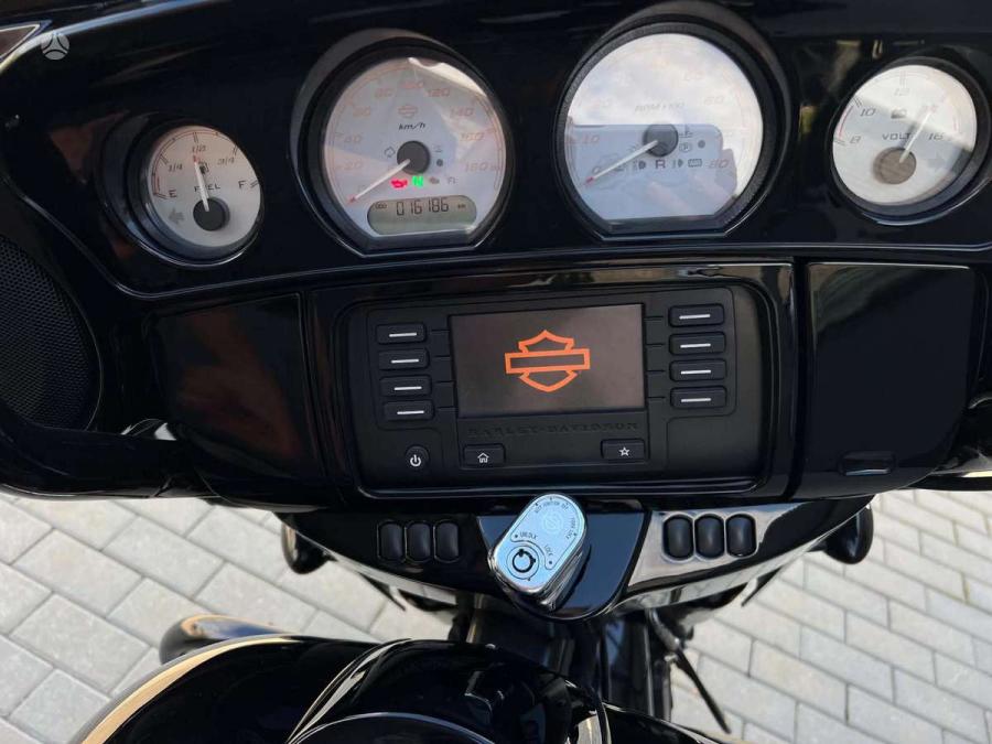 Black Harley-Davidson Street Glide FLHX 2016 in Siauliai, with an engine capacity of 1.69 L and mileage of 16 thousand km for 11500 €, photo 13 on AUTOMOTO.COM.LV