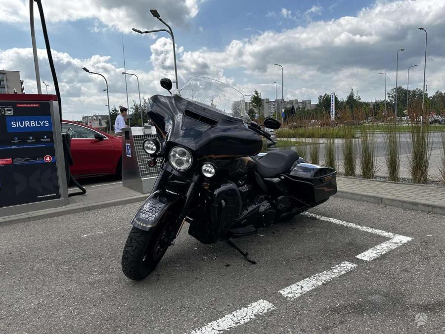 Melns Harley-Davidson Street Glide FLHX 2017 Viļņa, ar dzinēja tilpumu 1.75 L un nobraukumu 79 tūkst. km par 11900 €, foto 3 vietnē AUTOMOTO.COM.LV