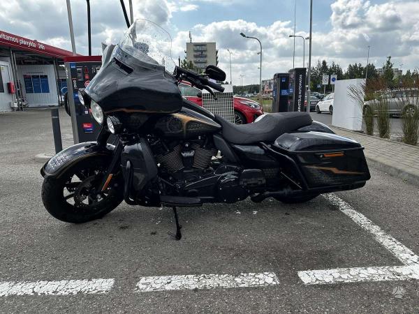 Black Harley-Davidson Street Glide FLHX 2017 in Vilnius, with an engine capacity of 1.75 L and mileage of 79 thousand km for 11900 €, photo 3 on AUTOMOTO.COM.LV