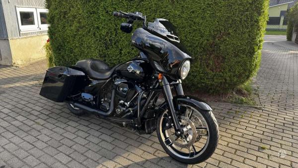Melns Harley-Davidson Street Glide FLHX 2017 Viļņa, ar dzinēja tilpumu 1.75 L un nobraukumu 57 tūkst. km par 14000 €, foto 1 vietnē AUTOMOTO.COM.LV
