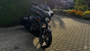 Black Harley-Davidson Street Glide FLHX 2017 in Vilnius, with an engine capacity of 1.75 L and mileage of 57 thousand km for 14000 €, photo 4 on AUTOMOTO.COM.LV
