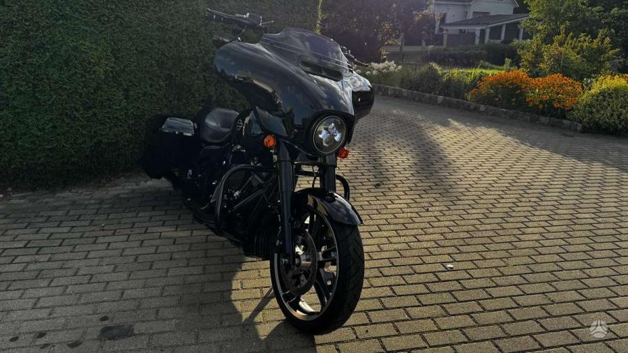 Black Harley-Davidson Street Glide FLHX 2017 in Vilnius, with an engine capacity of 1.75 L and mileage of 57 thousand km for 14000 €, photo 4 on AUTOMOTO.COM.LV