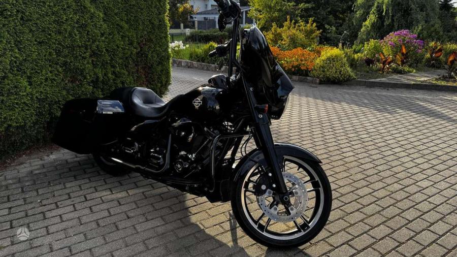 Black Harley-Davidson Street Glide FLHX 2017 in Vilnius, with an engine capacity of 1.75 L and mileage of 57 thousand km for 14000 €, photo 5 on AUTOMOTO.COM.LV