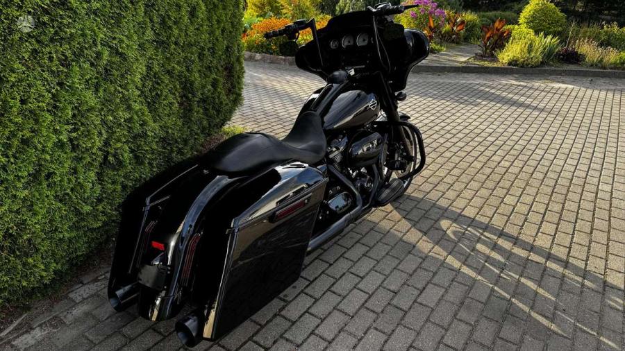 Black Harley-Davidson Street Glide FLHX 2017 in Vilnius, with an engine capacity of 1.75 L and mileage of 57 thousand km for 14000 €, photo 6 on AUTOMOTO.COM.LV