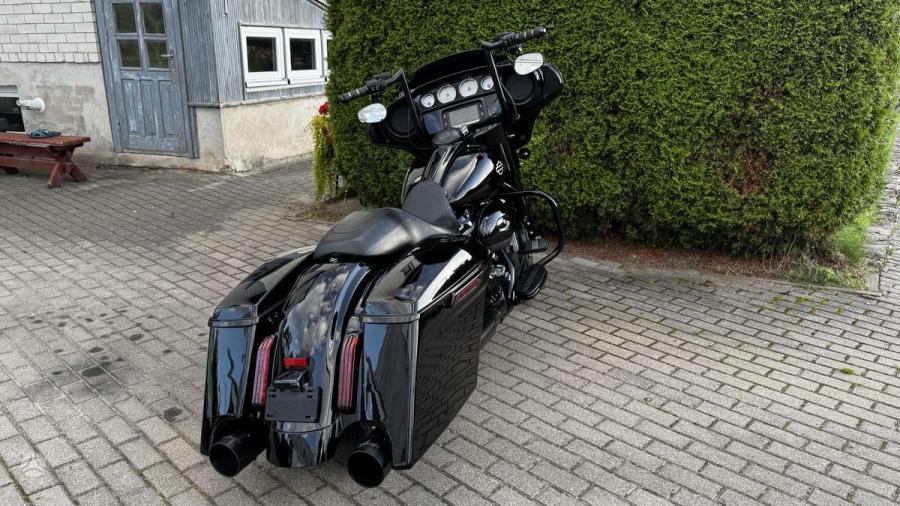 Black Harley-Davidson Street Glide FLHX 2017 in Vilnius, with an engine capacity of 1.75 L and mileage of 57 thousand km for 14000 €, photo 9 on AUTOMOTO.COM.LV