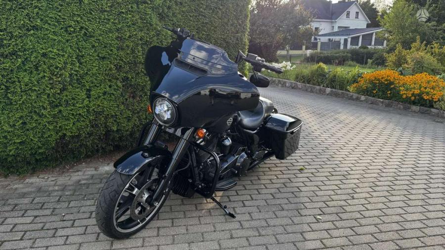Black Harley-Davidson Street Glide FLHX 2017 in Vilnius, with an engine capacity of 1.75 L and mileage of 57 thousand km for 14000 €, photo 12 on AUTOMOTO.COM.LV