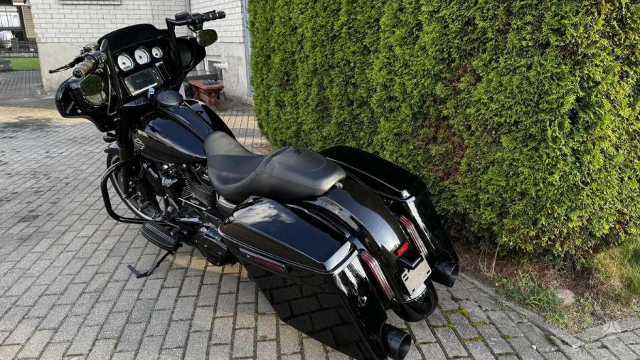 Black Harley-Davidson Street Glide FLHX 2017 in Vilnius, with an engine capacity of 1.75 L and mileage of 57 thousand km for 14000 €, photo 13 on AUTOMOTO.COM.LV
