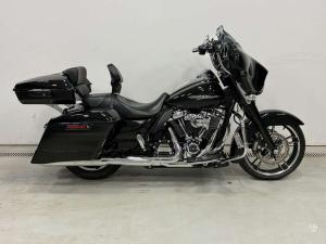 Black Harley-Davidson Street Glide FLHX 2017 in Vilnius, with an engine capacity of 1.75 L and mileage of 16 thousand km for 17300 €, photo  on AUTOMOTO.COM.LV