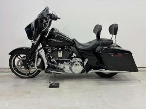 Black Harley-Davidson Street Glide FLHX 2017 in Vilnius, with an engine capacity of 1.75 L and mileage of 16 thousand km for 17300 €, photo 3 on AUTOMOTO.COM.LV