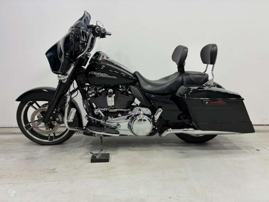 Black Harley-Davidson Street Glide FLHX 2017 in Vilnius, with an engine capacity of 1.75 L and mileage of 16 thousand km for 17300 €, photo 3 on AUTOMOTO.COM.LV