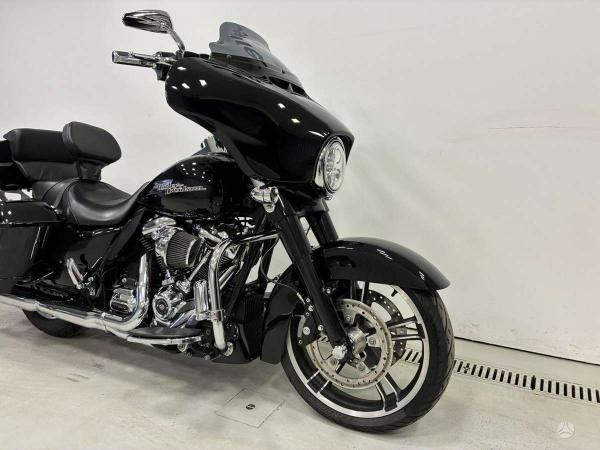 Черный Харли-Девидсон Street Glide FLHX 2017 в Вильнюс, объемом двигателя 1.75 л и пробегом 16 тыс. км за 17300 €, фото 4 на AUTOMOTO.COM.LV