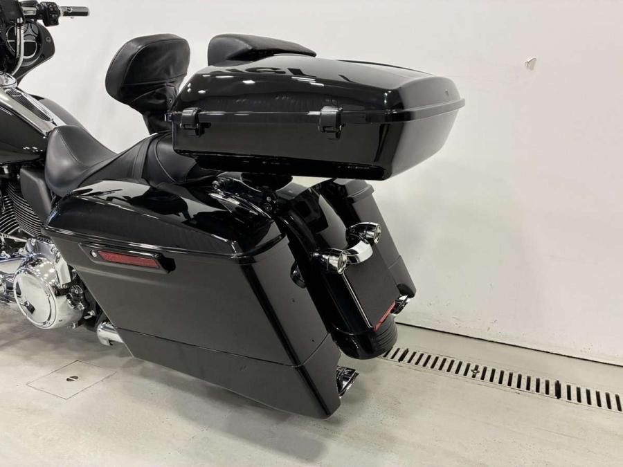 Black Harley-Davidson Street Glide FLHX 2017 in Vilnius, with an engine capacity of 1.75 L and mileage of 16 thousand km for 17300 €, photo 6 on AUTOMOTO.COM.LV