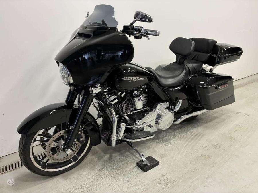Black Harley-Davidson Street Glide FLHX 2017 in Vilnius, with an engine capacity of 1.75 L and mileage of 16 thousand km for 17300 €, photo 7 on AUTOMOTO.COM.LV