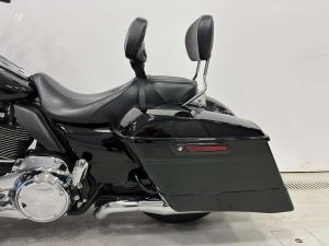 Black Harley-Davidson Street Glide FLHX 2017 in Vilnius, with an engine capacity of 1.75 L and mileage of 16 thousand km for 17300 €, photo 8 on AUTOMOTO.COM.LV