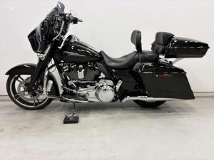 Black Harley-Davidson Street Glide FLHX 2017 in Vilnius, with an engine capacity of 1.75 L and mileage of 16 thousand km for 17300 €, photo 9 on AUTOMOTO.COM.LV