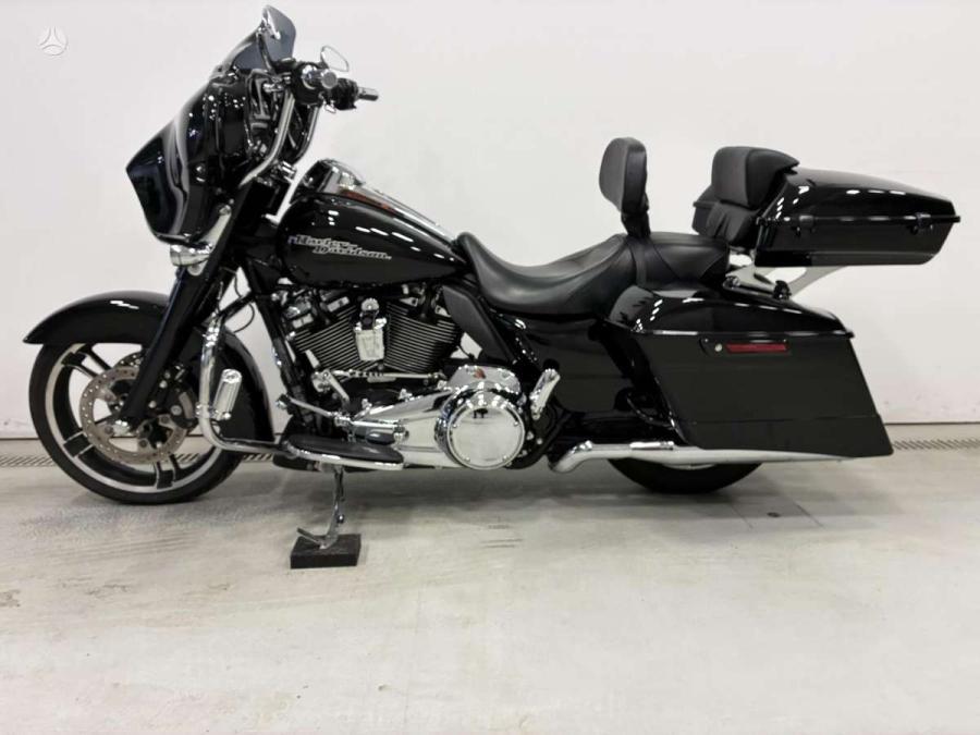Black Harley-Davidson Street Glide FLHX 2017 in Vilnius, with an engine capacity of 1.75 L and mileage of 16 thousand km for 17300 €, photo 9 on AUTOMOTO.COM.LV
