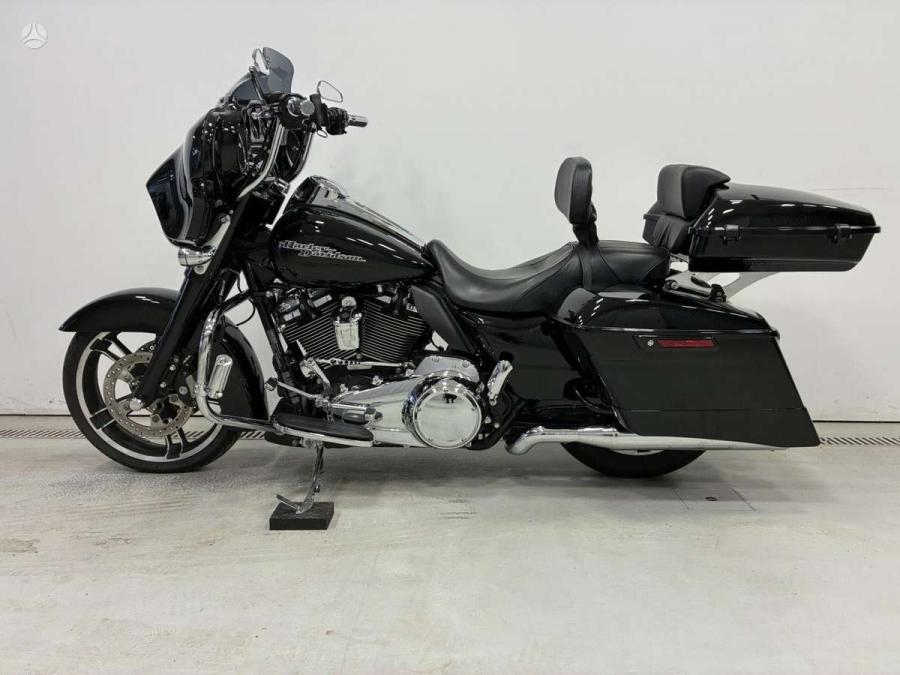 Black Harley-Davidson Street Glide FLHX 2017 in Vilnius, with an engine capacity of 1.75 L and mileage of 16 thousand km for 17300 €, photo 11 on AUTOMOTO.COM.LV
