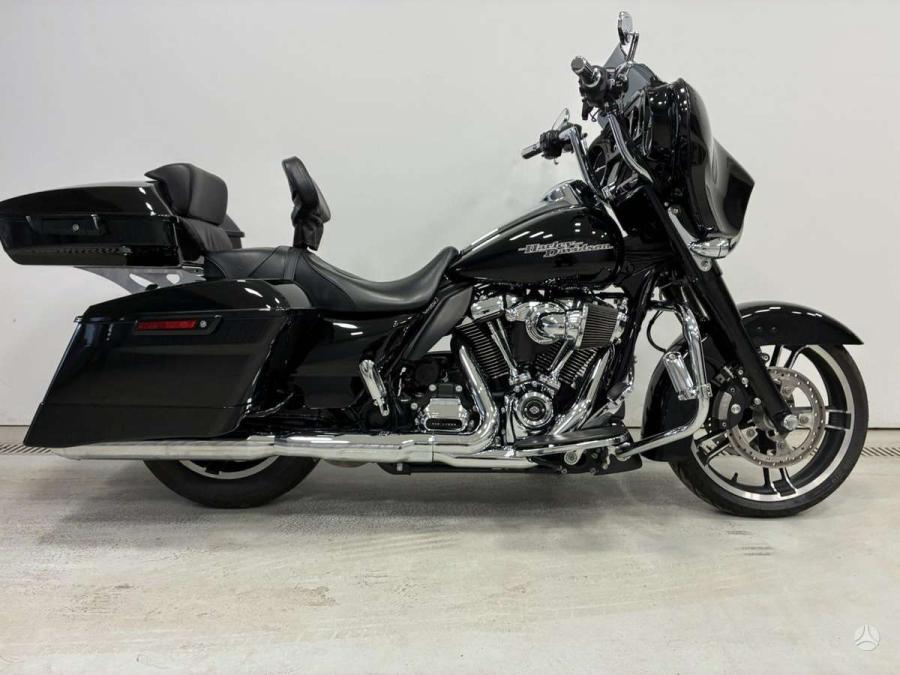 Black Harley-Davidson Street Glide FLHX 2017 in Vilnius, with an engine capacity of 1.75 L and mileage of 16 thousand km for 17300 €, photo 13 on AUTOMOTO.COM.LV