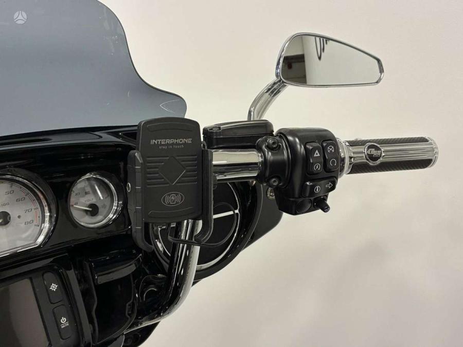 Black Harley-Davidson Street Glide FLHX 2017 in Vilnius, with an engine capacity of 1.75 L and mileage of 16 thousand km for 17300 €, photo 15 on AUTOMOTO.COM.LV