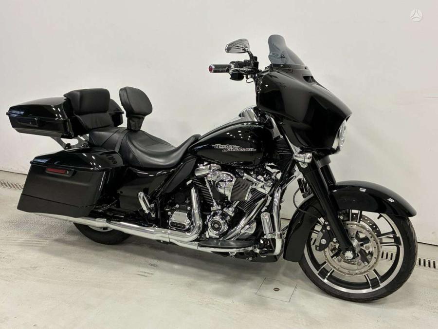 Black Harley-Davidson Street Glide FLHX 2017 in Vilnius, with an engine capacity of 1.75 L and mileage of 16 thousand km for 17300 €, photo 16 on AUTOMOTO.COM.LV