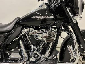 Black Harley-Davidson Street Glide FLHX 2017 in Vilnius, with an engine capacity of 1.75 L and mileage of 16 thousand km for 17300 €, photo 17 on AUTOMOTO.COM.LV