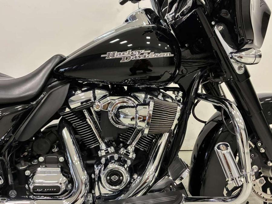 Black Harley-Davidson Street Glide FLHX 2017 in Vilnius, with an engine capacity of 1.75 L and mileage of 16 thousand km for 17300 €, photo 17 on AUTOMOTO.COM.LV