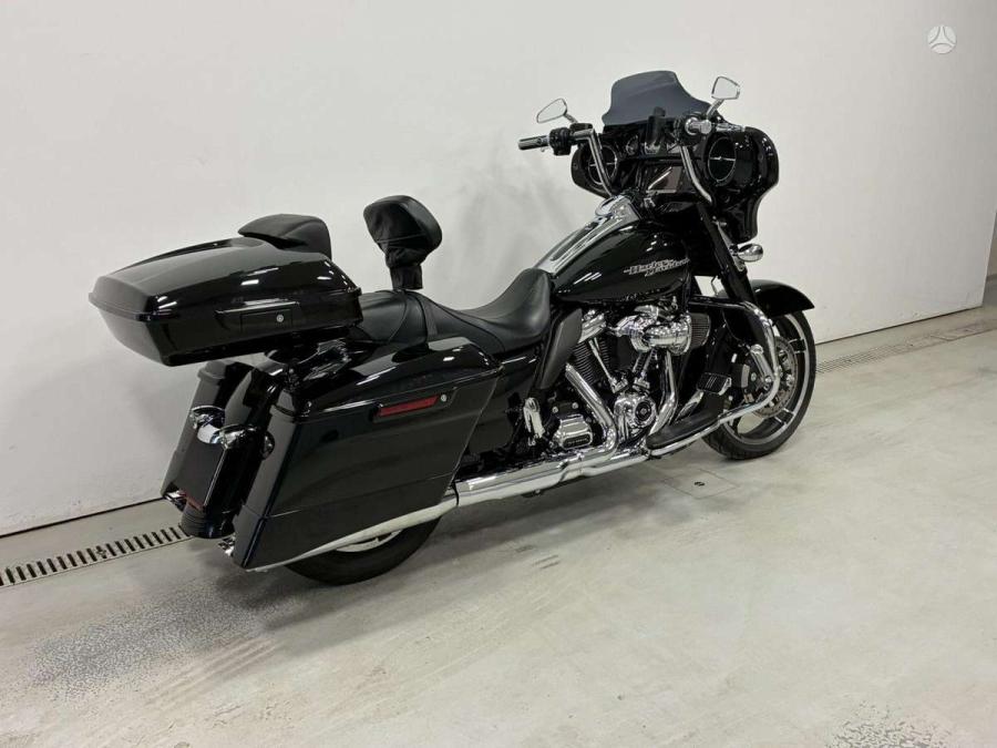 Black Harley-Davidson Street Glide FLHX 2017 in Vilnius, with an engine capacity of 1.75 L and mileage of 16 thousand km for 17300 €, photo 18 on AUTOMOTO.COM.LV