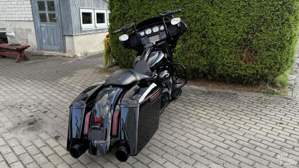Black Harley-Davidson Street Glide FLHX 2017 in Vilnius, with an engine capacity of 1.75 L and mileage of 57 thousand km for 13800 €, photo 7 on AUTOMOTO.COM.LV