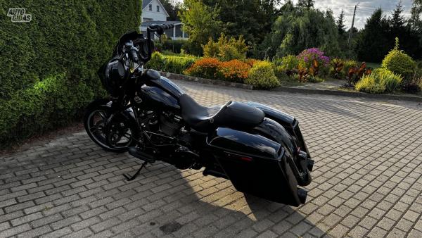 Black Harley-Davidson Street Glide FLHX 2017 in Vilnius, with an engine capacity of 1.75 L and mileage of 57 thousand km for 13800 €, photo 9 on AUTOMOTO.COM.LV