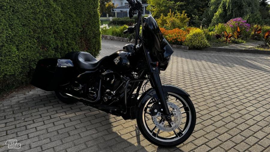 Black Harley-Davidson Street Glide FLHX 2017 in Vilnius, with an engine capacity of 1.75 L and mileage of 57 thousand km for 13500 €, photo 10 on AUTOMOTO.COM.LV
