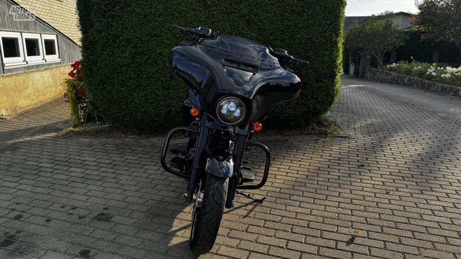 Black Harley-Davidson Street Glide FLHX 2017 in Vilnius, with an engine capacity of 1.75 L and mileage of 57 thousand km for 13500 €, photo 13 on AUTOMOTO.COM.LV