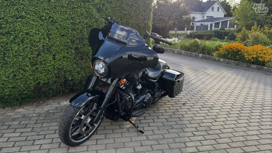 Black Harley-Davidson Street Glide FLHX 2017 in Vilnius, with an engine capacity of 1.75 L and mileage of 57 thousand km for 13700 €, photo 4 on AUTOMOTO.COM.LV