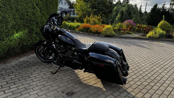 Black Harley-Davidson Street Glide FLHX 2017 in Vilnius, with an engine capacity of 1.75 L and mileage of 57 thousand km for 13700 €, photo 10 on AUTOMOTO.COM.LV