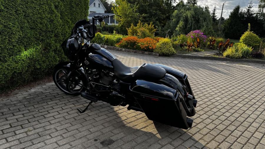 Black Harley-Davidson Street Glide FLHX 2017 in Vilnius, with an engine capacity of 1.75 L and mileage of 57 thousand km for 13700 €, photo 10 on AUTOMOTO.COM.LV