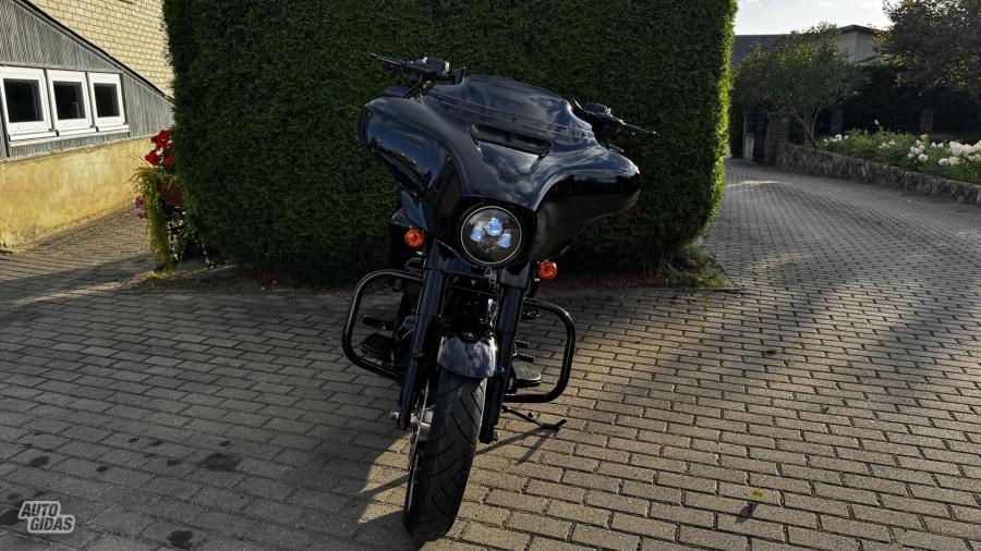 Black Harley-Davidson Street Glide FLHX 2017 in Vilnius, with an engine capacity of 1.75 L and mileage of 57 thousand km for 13700 €, photo 13 on AUTOMOTO.COM.LV