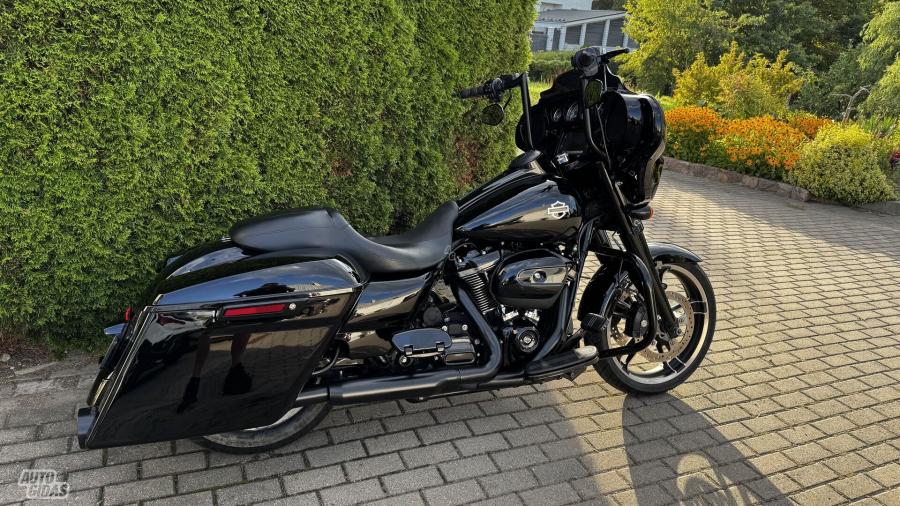 Black Harley-Davidson Street Glide FLHX 2017 in Vilnius, with an engine capacity of 1.75 L and mileage of 57 thousand km for 13700 €, photo 16 on AUTOMOTO.COM.LV
