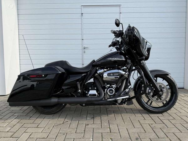 Черный Харли-Девидсон Street Glide FLHX 2018 в Радвилишкис, объемом двигателя 1.69 л и пробегом 15 тыс. км за 12200 €, фото 1 на AUTOMOTO.COM.LV