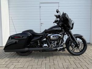 Черный Харли-Девидсон Street Glide FLHX 2018 в Радвилишкис, объемом двигателя 1.69 л и пробегом 15 тыс. км за 12200 €, фото  на AUTOMOTO.COM.LV