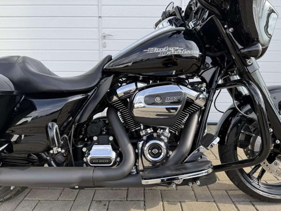 Черный Харли-Девидсон Street Glide FLHX 2018 в Радвилишкис, объемом двигателя 1.69 л и пробегом 15 тыс. км за 12200 €, фото 4 на AUTOMOTO.COM.LV