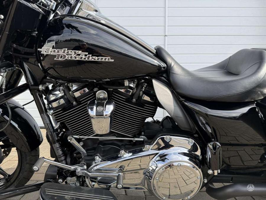 Черный Харли-Девидсон Street Glide FLHX 2018 в Радвилишкис, объемом двигателя 1.69 л и пробегом 15 тыс. км за 12200 €, фото 5 на AUTOMOTO.COM.LV