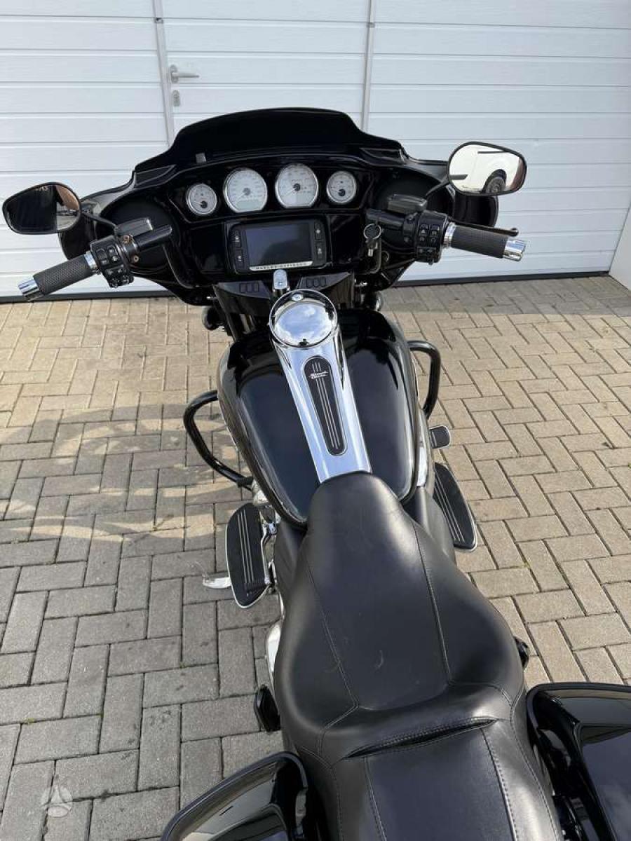 Черный Харли-Девидсон Street Glide FLHX 2018 в Радвилишкис, объемом двигателя 1.69 л и пробегом 15 тыс. км за 12200 €, фото 7 на AUTOMOTO.COM.LV